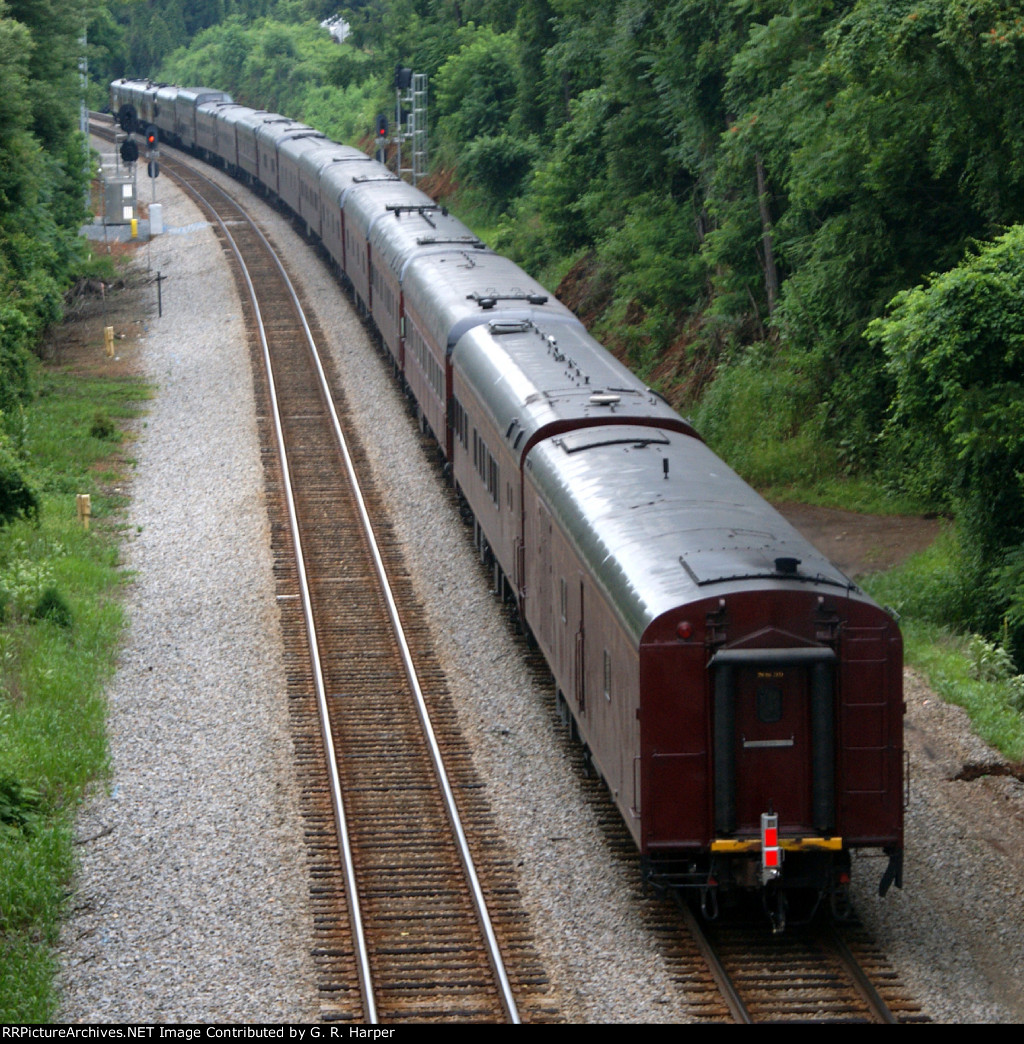Entire train, NS 952, going away as seen from 5th St.